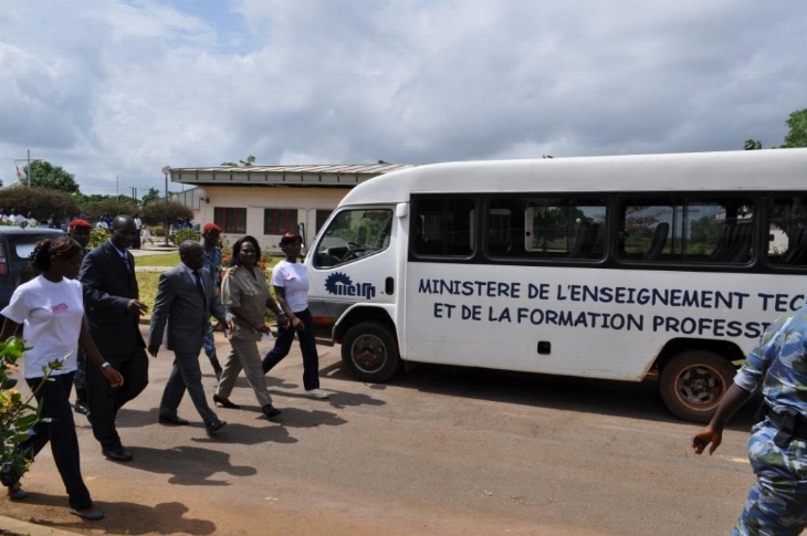 Enseignement technique et formation professionnelle / le ministre Albert Flindé visite le lycée ...